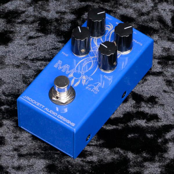 Immortal Echoは、ウォームなアナログ・サウンドを目指したトーン・コントロール付きのエコー・ペダルです。トーン・コントロールを採用することで、ダークなエコーからウォームなエコーまで1台で調整可能になっています。ギタリストが求める非...