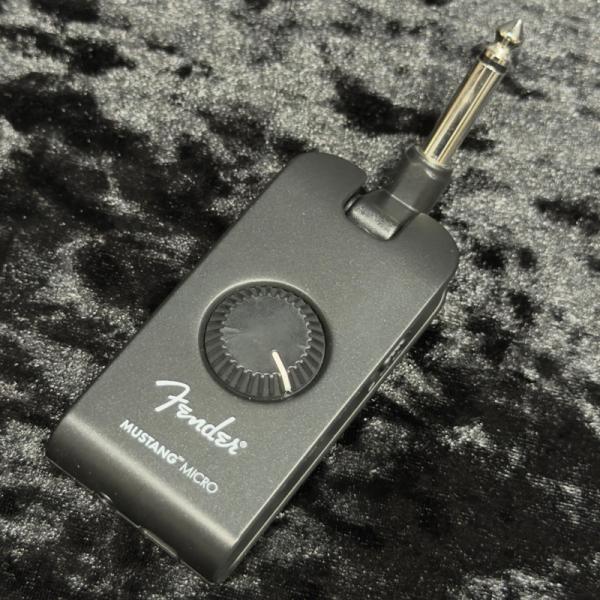 Mustang Microは、人気のMustangアンプシリーズから豊富なプリセットトーンをフィーチャーした超小型のパーソナルギターアンプです。Mustang? Microをギターに直接プラグインして、ヘッドフォンを接続、次にアンプとエフェ...