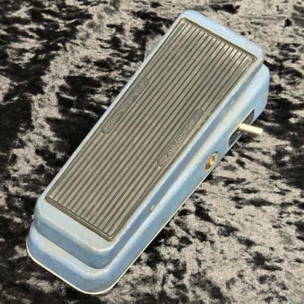 ジャパン・ビンテージペダルの中でも非常に珍しいグレコ製のペダル・フェイザーが入荷いたしました！足元でフェイザーのRATEをコントロールできる画期的なペダル。ペダル横のスイッチでおおまかな速さ（SLOW/FAST）を切り替えることができます。...