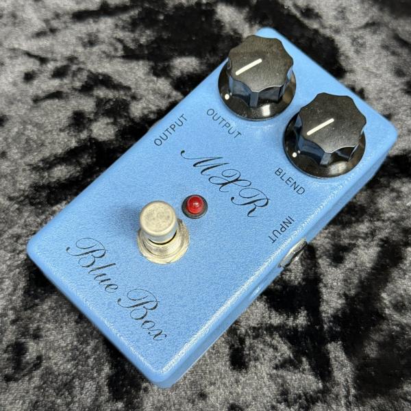 ジミー・ペイジの使用で有名なオクターブ・ファズMXR BLUE BOX FUZZは、ファズエフェクトに2オクターブ下の信号をブレンドすることで、唯一無二のサウンドを生み出すエフェクターです。シンプルなコントロールからは想像できない、地鳴りの...