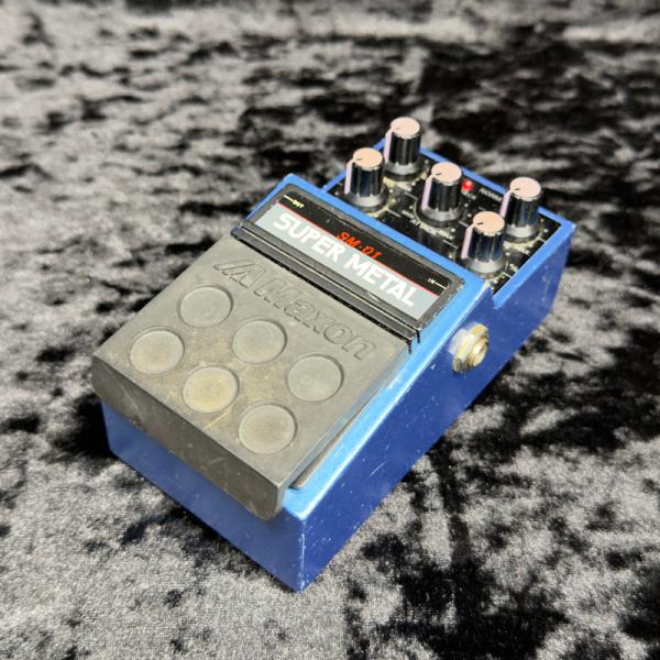 SM-01  Super MetalSM-01はコントロール系に5つの機能を備え、バリエーション豊富で重厚なディストーション・サウンドをクリエイトできます。