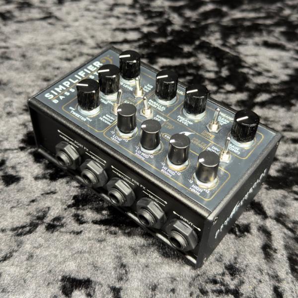 汎用性と性能に優れたベースプリアンプ、SIMPLIFIER BASS MASTERが中古にて入荷。3つのモード（CLEAN/COMP/HOT）を備えた汎用性の高いプリアンプ、ローパスフィルター、パラレルシグナルミックス、4バンドイコライザー...