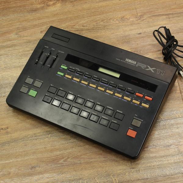 「DXシリーズ」と共に1980年代の音楽シーンを支えた機器が、リズムマシーンの「RXシリーズ」。RX11は、1984年発売開始のRXシリーズ初代の上位モデルです。PCM音源28音色を搭載。プロフェッショナル・スペックで固めたハイグレードなR...