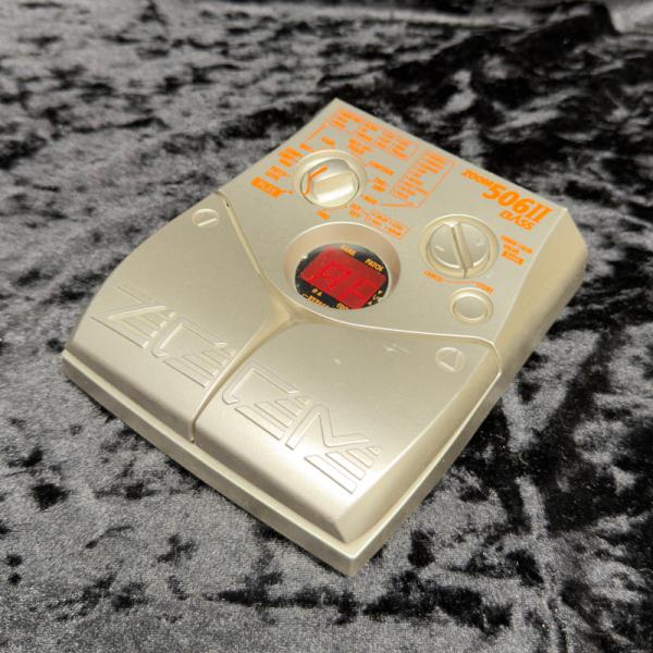 ベース用マルチエフェクター。24種類のエフェクトを搭載。最大8種類のエフェクトを同時使用可能。24種類のパッチの切り替えが可能。ベース用クロマチックチューナー搭載。電池での駆動も可能。