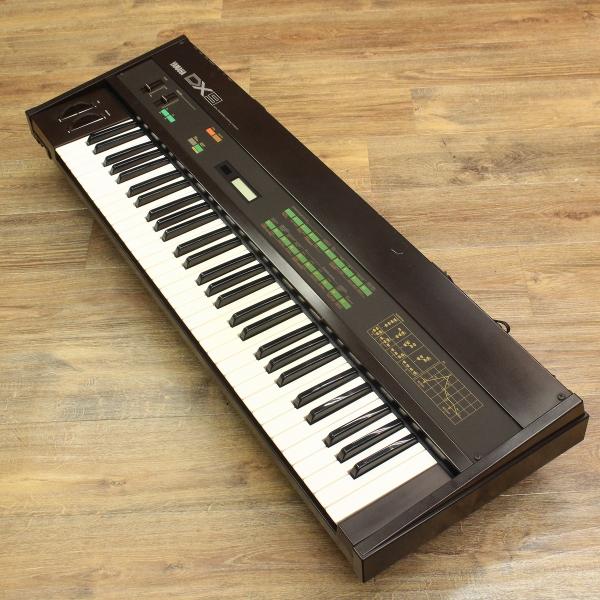 DX7と同時に廉価版として発売開始されたDX9。DX7の6オペFM音源に対し、DX9は4オペ。シンプルで低価格が売りだったようですが、DX7の爆発的人気に押されあまり売れなかったモデルのようです。遠目から見るとデザインはDX7そのものです。...