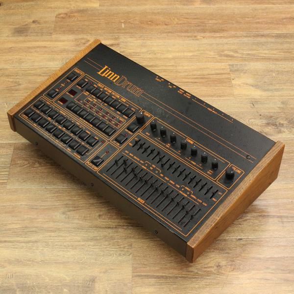 Linn Electronics LINN DRUM LM-2が入荷致しました。1982年発売、先に発売されたLM-1の後継モデルです。Roland TR-808やTR-909と並び、伝説のリズムマシンといわれるリンドラム。808と違うのは...