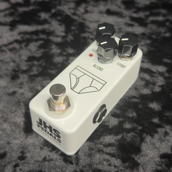 JHS Pedals独自の視点で開発したクラシックなコンプレッサー・ペダル。Volume、Compression、Blendのシンプルな3つのコントロールを搭載したFETコンプレッサーです。VOLノブはコンプレッションによって下がったボリュ...