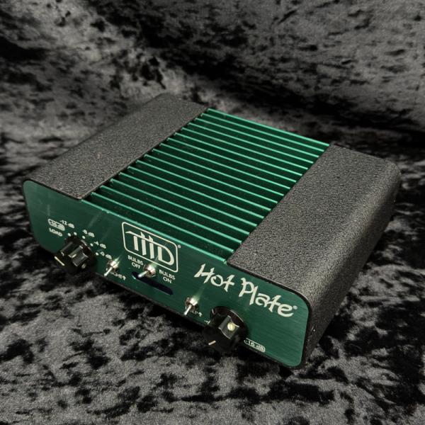 THD Hot Plate（ホットプレート） は、真空管ギターアンプ用パワーアッテネーター／ロードボックスです。特にアンプのフル出力を活かした、歪みやトーンキャラクターを音量を下げながらも維持したいプレイヤーにおすすめです。用途は自宅練習か...