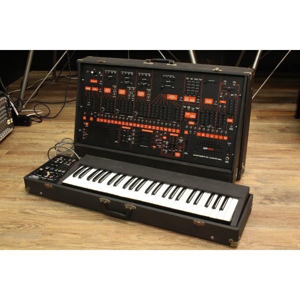 伝説のモジュラーシンセ、ARP2600が入荷！！！ARP 2600は、先に発売されたARP2500よりもコンパクトな中型モデルで、持ち運び可能なセミ・モジュラー・シンセサイザーとして1971年から発売されました。主要なモジュールは内部で結線...