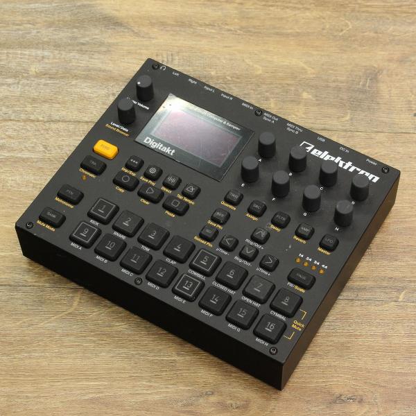 8ボイスデジタルドラムマシン&amp;サンプラー。Digitaktは、Elektronがお届けする、新しいコンパクトなサンプリングドラムマシンです。ビートに合わせてリスナーを踊らせるために必要な、すべてのツールが含まれています。デジタルかつ...