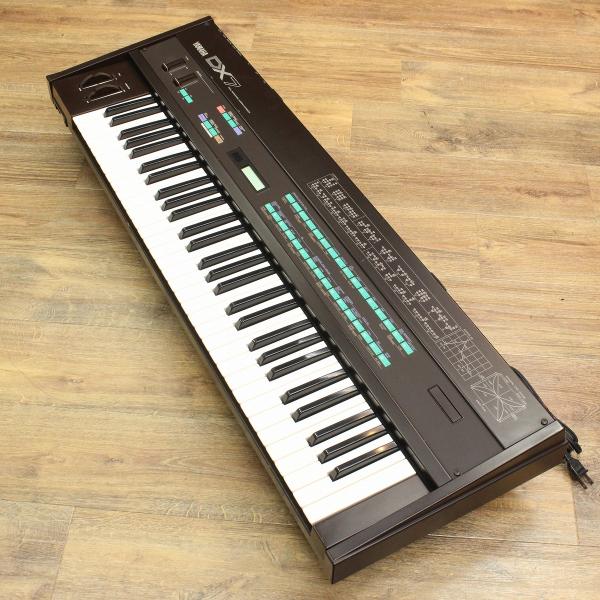 YAMAHAシンセの名器！！言わずと知れたFM音源シンセ！！DX7が入荷いたしました。1983年5月、世界初のフルデジタルシンセサイザーとして登場した名機「YAMAHA DX7」6オペレータ32アルゴリズムによるFM音源システムによって緻密...