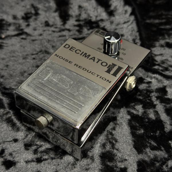 新しいDECIMATOR IIは、オリジナルのDECIMATORに最先端の最高水準テクノロジーと2つの新しい特許(出願中)を加えて改良されたノイズリダクションペダルです。ミニプラグのケーブルを使用して、2台のDECIMATOR IIをリンク...
