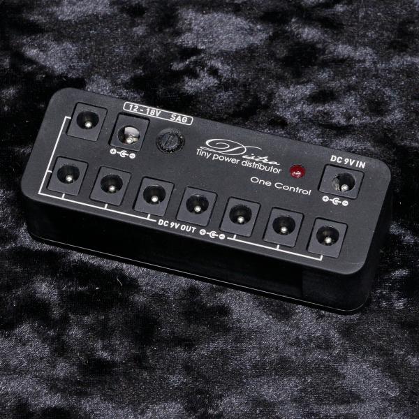ミニサプライDistro一般的な9Vセンターマイナスアダプターに加え、SAGノブで12?18Vの電圧を自由に可変させるSAG DC OUTを装備。大容量アダプタ対応の為（最大電流量2A。回路保護機能も搭載。）DistroLINKで二台使って...
