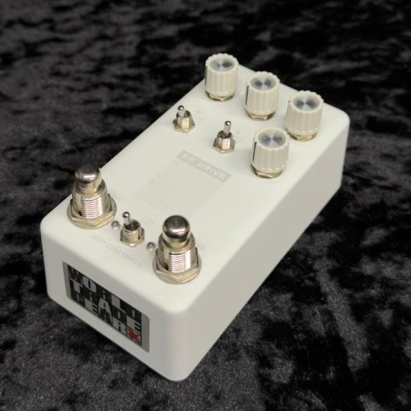 伝統的なテープエコー「Echoplex」のプリアンプサウンドを踏襲したブースト回路と、ソフトで音楽的なドライブ回路を組み合わせた設計のペダルです。キズや汚れなどの使用感はございますが、現状動作上の問題はございません。この機会にぜひ！！※画像...