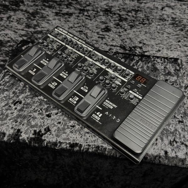 BOSSのMEシリーズは、軽量かつ堅牢な筐体に充実したパラメーター・ノブとフットスイッチを装備したマルチ・エフェクターです。コンパクト・エフェクターの様なノブ操作による直感的な音作りと、プレイヤーの演奏スタイルに合った柔軟なコントロールを実...