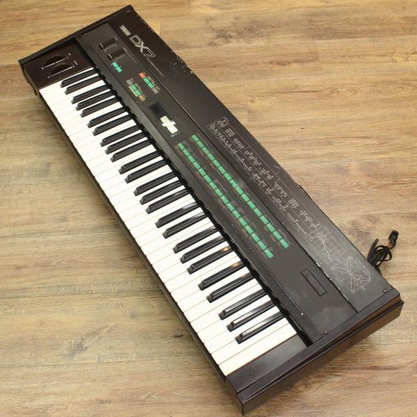 YAMAHAシンセの名器！！言わずと知れたFM音源シンセ！！DX7が入荷いたしました。1983年5月、世界初のフルデジタルシンセサイザーとして登場した名機「YAMAHA DX7」6オペレータ32アルゴリズムによるFM音源システムによって緻密...