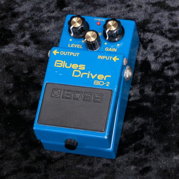Blues Driverというネーミングは、多くのギタリストのルーツでもあるブルース・ミュージックが持つ抑揚感をイメージして名付けられました。オーバードライブの回路をアンプ設計の視点により進化させることで、正に真空管アンプのようなドライブ・...