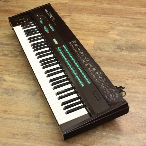 YAMAHAシンセの名器！！言わずと知れたFM音源シンセ！！DX7が入荷いたしました。1983年5月、世界初のフルデジタルシンセサイザーとして登場した名機「YAMAHA DX7」6オペレータ32アルゴリズムによるFM音源システムによって緻密...