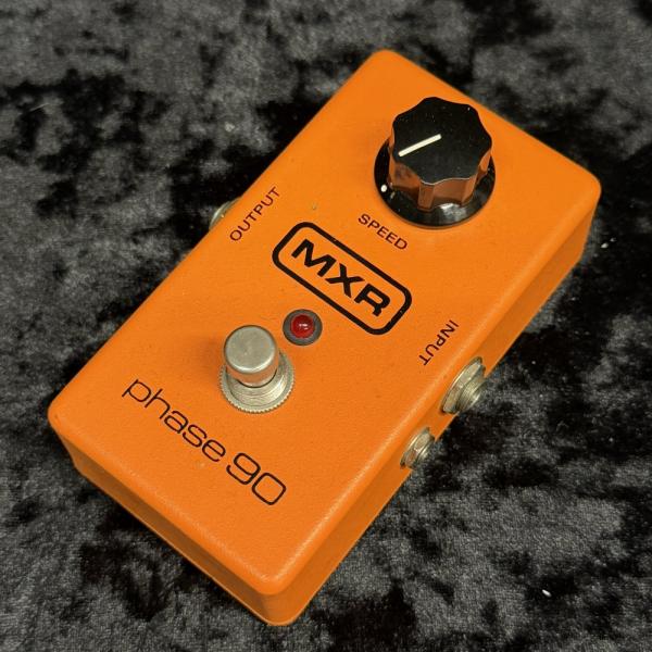 70年代に一世を風靡したフェイザー PHASE 90スピードコントロール一つというシンプルな構造ながらクセの少ないマイルドなトーンから サイケデリックなフェイズサウンドまでをカバーします。キズや汚れなどの使用感はございますが、現状動作上の問...