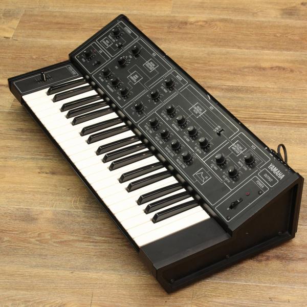 1978年発売のコンパクトでシンプルなアナログシンセ。CS-5は37鍵盤のアナログ・シンセサイザー。1VCO、1VCF、1VCA、1EGのCSモノフォニックタイプ・スタンダードモデル。コンパクトなボディに、シンセサイザーの基本性能を全て搭載...