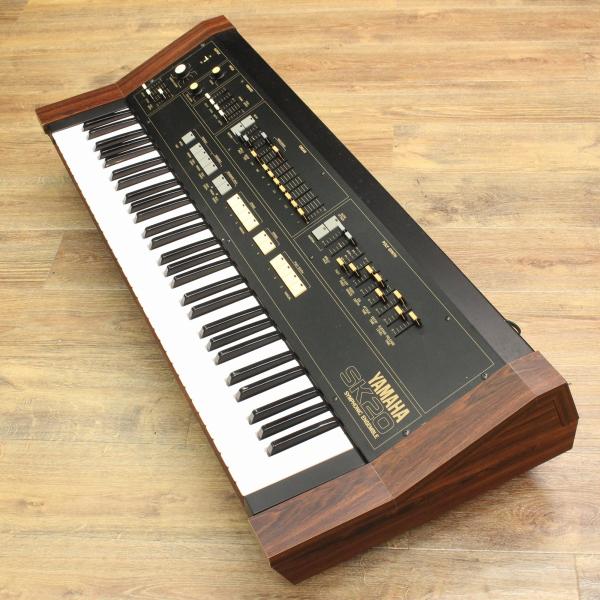 SK20は1980年に発売されたストリングス系アナログシンセサイザー。ORGAN、STRINGS、POLYSYNTHの3パートを重ねて演奏できる「SYNPHONIC ENSEMBLE」シンセサイザーです。オルガンセクションは3プリセット+マ...