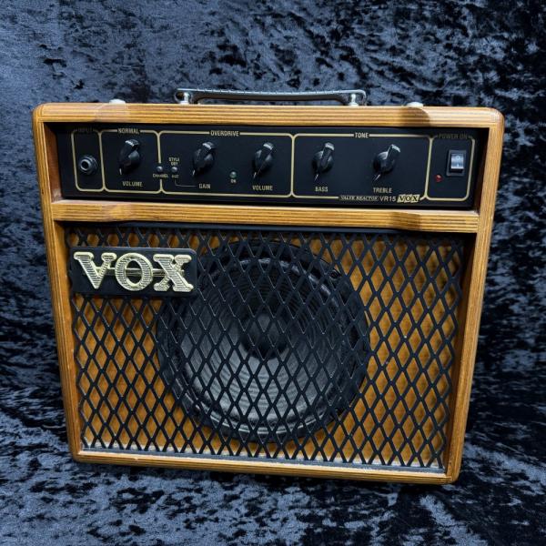 VOX Valve Reactorを搭載し、チューブパワーアンプを実現したVRシリーズトランジスタ等による幅広いサウンドに加え、真空管特有のドライブ感、ウォームな歪み等、サイズからは想像を絶するパワフルなサウンドを放出。また、高級木材のバル...