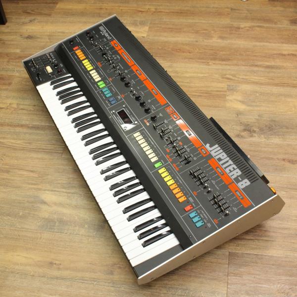 1981年に発売されたJUPITER-8は、Roland史上、最も有名で人気の高いポリフォニックシンセサイザーの1つです。何十年にもわたり数多の名曲に使用されてきたその豊かなアナログサウンドは、暖かみのあるパッドや壮大なストリングス、印象的...