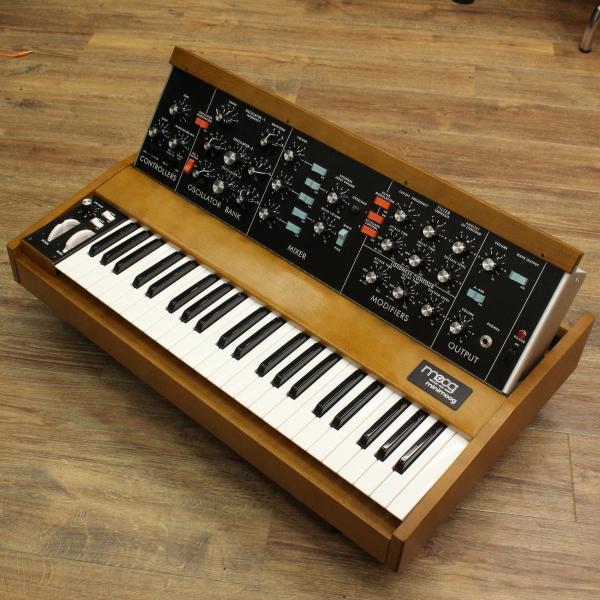 1970年に開発されたMinimoog Model Dは、大学の研究室やレコーディング・スタジオの常設装置だったシンセサイザーを世界中のステージに 持ち出し、ミュージシャンが演奏する楽器となった1台です。当時の巨大なモジュラー・シンセサイザ...
