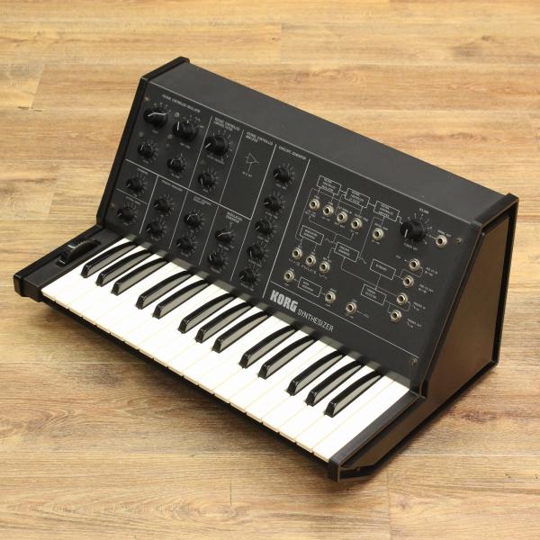 1978年にリリースされたモノフォニック32鍵のアナログシンセサイザー。MS-20の1オシレーター版といえるモデルです。シンプルな構造のモデルですが、シンプルゆえの低音の太さと扱いやすさと、コンパクトで愛らしいルックスから現在でも多くのアー...