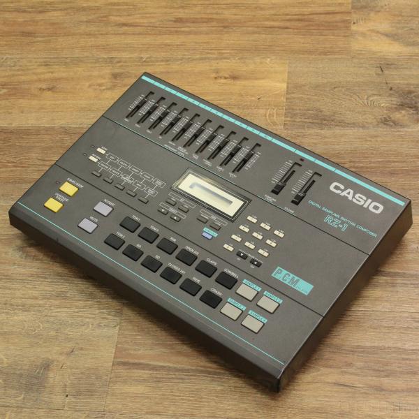 CASIO 8ビットサンプリング PCMリズムマシン RZ-1は 1986年に発売されたリズムマシンです。12種類のドラムサウンドを内蔵（YMO高橋幸宏氏がサンプルを提供しているらしい）、80年代らしいドラムサウンドが特徴です。最大の特徴は...