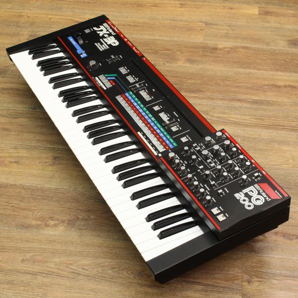 JX-3Pは、1983年に発売された6ボイスのシンセサイザーです。デジタル・コントロールのオシレーターによる安定したチューニングの時代の幕を開いた画期的なシンセであり、JUPITER-6と並んで、MIDIを搭載した初のローランド・シンセサイ...