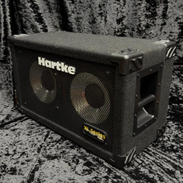 小規模な会場向けに拡張されたHartkeサウンド。2基の10インチ・アルミコーン・ベースドライバーを搭載した、シングルチャンバーの密閉型キャビネットです。許容入力は8オームで200ワット、周波数特性は50Hz 5kHzです。キズや汚れなどの...