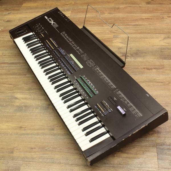 1985年発売、FM音源の音の良さがより際立つ、DX7の上位モデル、中古で入荷！FMフラッグシップモデル、DX1の機能を引き継ぎ、DX7の上位モデル。DX7が2台分というだけでない、出音が素晴らしいです。FM音源、DX7が好きな方に、是非試...