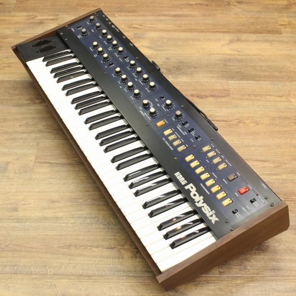 1981年に発売されたアナログ・シンセサイザーPolysixは、コルグが誇るシンセサイザーの代表的名機の一つです。当時、人気のシンセサイザーの同時発音数が5音だったのに対して1ボイス多い6音ポリフォニック仕様で、技術者の意地と誇りをそのまま...