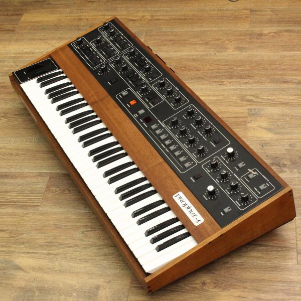 PROPHET-5は、Sequential Circuits社より、1978年に発売開始された5音ポリフォニックのアナログシンセサイザーです。シンセサイザーの名器と言えば、MINIMOOG、ARP ODYSSEY、そしてこのPROPHET-...