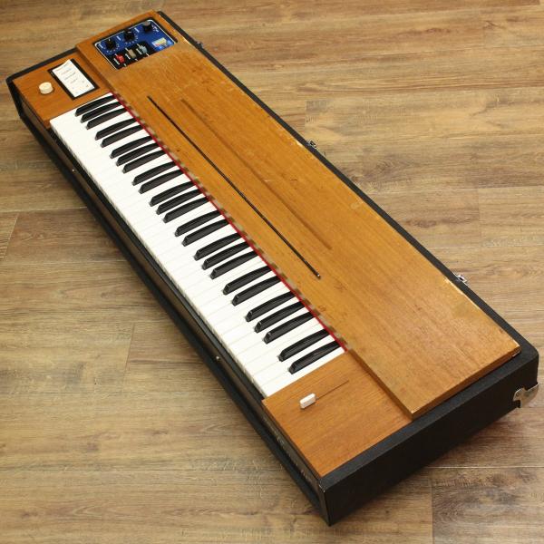 1970年代のファンキーサウンド！CLAVINET D6が入荷いたしました！Stevie WonderのSuperstitionで聴かれるあの音です！エレキギターと同等の弦を内蔵し、ハンマーで叩いて鳴らす「CLAVINET」。鍵盤の下に小さ...