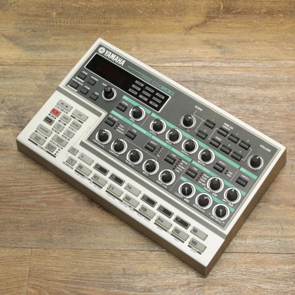 「DX7」を進化させた6オペレーターの「FM音源」を採用。ステップシーケンサーやフリーEGまで緻密にプログラミングされた、256音色もの豊富なサウンドをプリセットしています。いずれもオリジナリティーに溢れるプロクオリティーを実現し、圧倒的な...