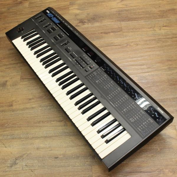 1985年発売のデジタル・アナログ・ハイブリッドシンセサイザーです。オシレーター部は「D.W.G.S.」方式（Digital Waveform Generator System）のデジタル音源で、シンプルなアナログ波形や複雑な倍音成分を含む...