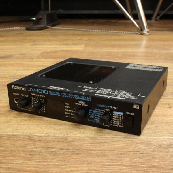 JV1010は、JV2080エンジンをベースにしたハーフラックサイズの音源モジュールです。コンパクトながらもJV2080の内部波形と、さらに「Session」 Expanderカードのパッチや波形を搭載しています。SR-JVシリーズの拡張カ...