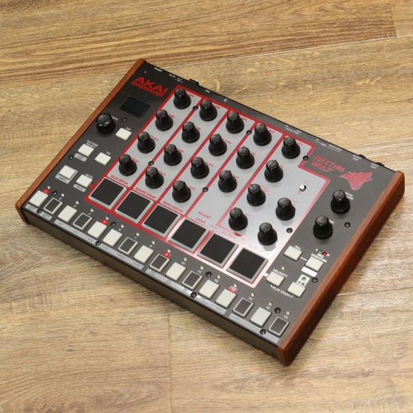 Analog Drum Machine and Bass SynthesizerRhythm Wolfは、ドラムマシンとベース・シンセサイザ、ステップ・シーケンサを1台のコンパクトなボディに集約した100%アナログ・デバイスです。アナログの...
