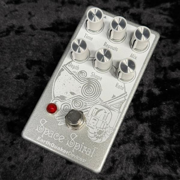 6種のコントロールを駆使してレトロなエコーの世界を満喫!"Space Spiral (スペーススパイラル)"はデジタルエコーで有りながらも、60年代のオイル缶エコーやテープエコーの様なまろやかなエコーを彷彿させるディレイペダルです。ディレイ...