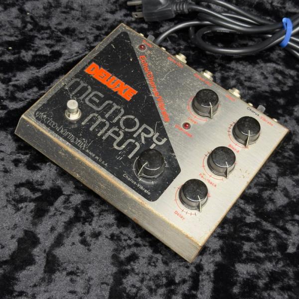 ELECTRO-HARMONIX Deluxe Memory Manが中古にて入荷。90年代のリイシュー品で、ACコード直付けタイプの個体です。アナログディレイの名機として長年愛され続けている定番モデルです。太く温かみのあるディレイ音と、ほ...