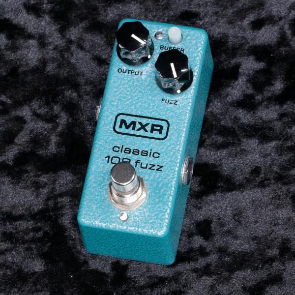 MXR CLASSIC 108 FUZZ MINI は、サウンドの核となるトランジスタに70年代のFUZZ FACEと同じシリコントランジスタ(NPNタイプのBC108)を使用しており、クラシックなファズの暖かさと鋭い歪みを提供します。伝説...