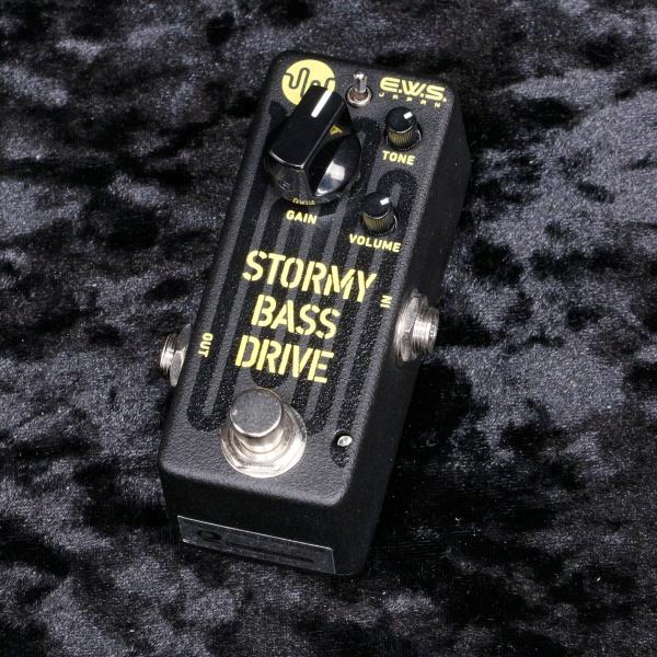 Stormy Bass Drive は E.W.S.による初のベース専用オーバードライブペダルです。クリーンブーストサウンド ファットなクランチサウンド、更にディープなハイゲインサウンドまでをカバーする非常に幅広いゲイン設定が可能です。 ペ...