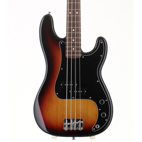 U.SメイドのFENDERクオリティを、あらゆる人の手に届ける「AMERICAN SPECIALシリーズ」。 70sスタイルの精悍なルックスに、グロスフィニッシュ・ボディと細めに仕上げられたサテンフィニッシュ・ネックによるコンビネーションが...