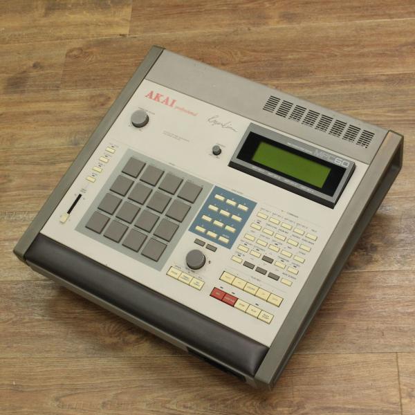 1988年、AKAIとロジャー・リンとの共同開発で発売されたMPC初代モデル 世界初のドラムマシンとなるLINN DRUM（LM1など）の開発で知られるロジャー・リンを共同開発者に迎え入れ、開発されたのがMPC60。  MPCとは（MIDI...