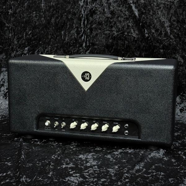 BTR23は、ブリテッシュスタイルの代表的なアンプサウンド継承し、独自のハイブリッドボイシングを生み出したモデルです。クラシックなブリテッシュアンプと言えば、「チャイムサウンド」と呼ばれる煌びやかな高音、オーガニックな倍音、そしてボリューム...