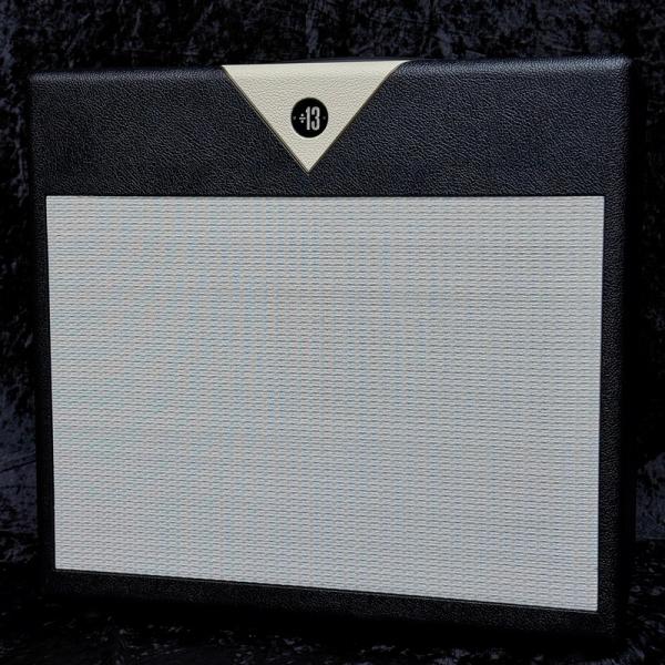 1x12Fは、ポータビリティと音質の理想的なバランスを追求したキャビネットです。クリアで力強い低域と、レスポンスの速いダイナミックなサウンドを実現し、小〜中規模のライブやスタジオに最適。オープンバック構造により、自然で広がりのある響きが空間...