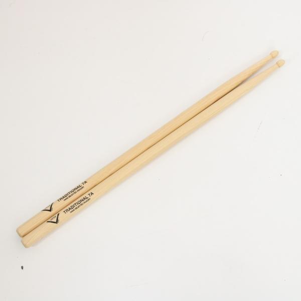 ●ヒッコリ―スティックトラディショナルかつ、現在でも高い人気の定番モデル。スピーディーなプレイやジャズ系などにも最適の古ぶりなモデル