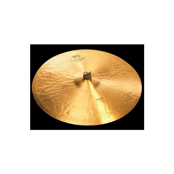 ジャズレジェンド、ケニー・ワシントンの考案で生まれたジャズライド。22”のミディアムシンウエイトでコンボからビッグバンドまで対応可能。低めのカップ、コントロールされた響きを生む幅の広いレイジング/ トーナルグルーブと8 ヵ所のクラスターハン...